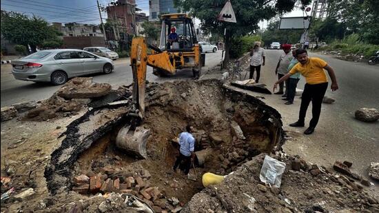 Road caves in near Ludhiana’s Ishmeet Chowk, traffic to remain ...