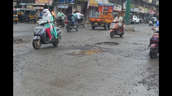 Pune Link Road in Kalyan becoming unsafe for motorists | Mumbai news