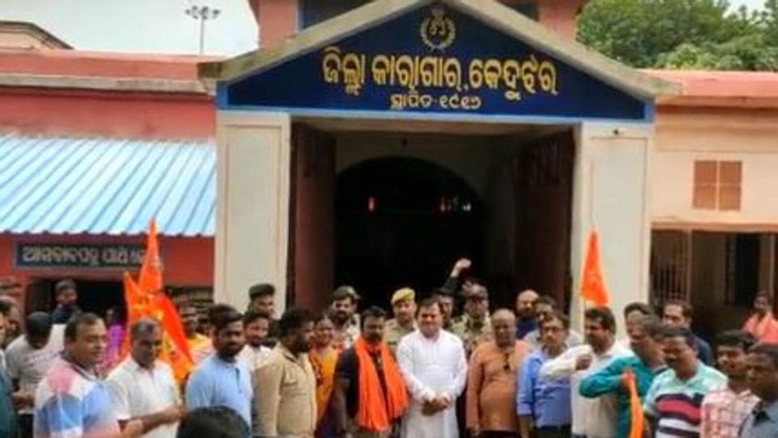 ‘Not allowed to meet Dara Singh’: Suresh Chavhanke protests outside ...