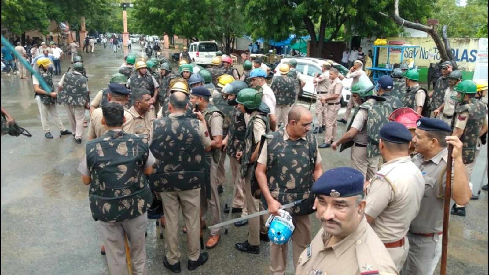 Hisar: 10 cops injured in clash with Dalit activists - Hindustan Times