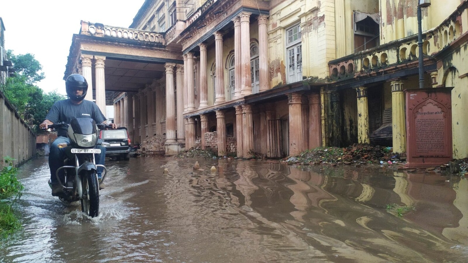 Rain lashes Lko again, residents grapple with water-logging | Hindustan ...
