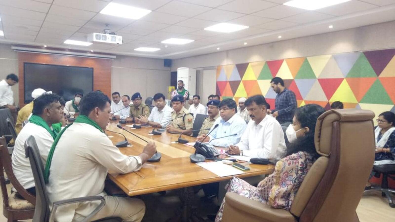 Resolve our issues in 15 days or face stir, farmers tell Noida authority - Hindustan Times