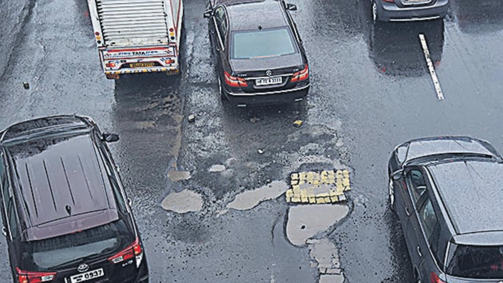 Western suburbs have the most potholed roads: BMC | Mumbai news