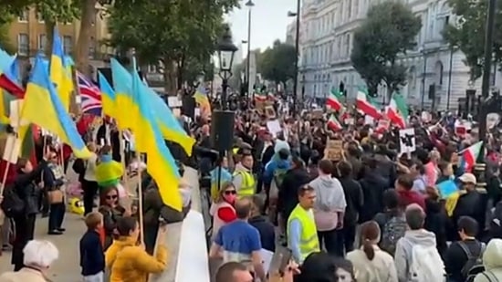 Watch: The moment when anti-Russia war and Iran hijab protesters met in ...