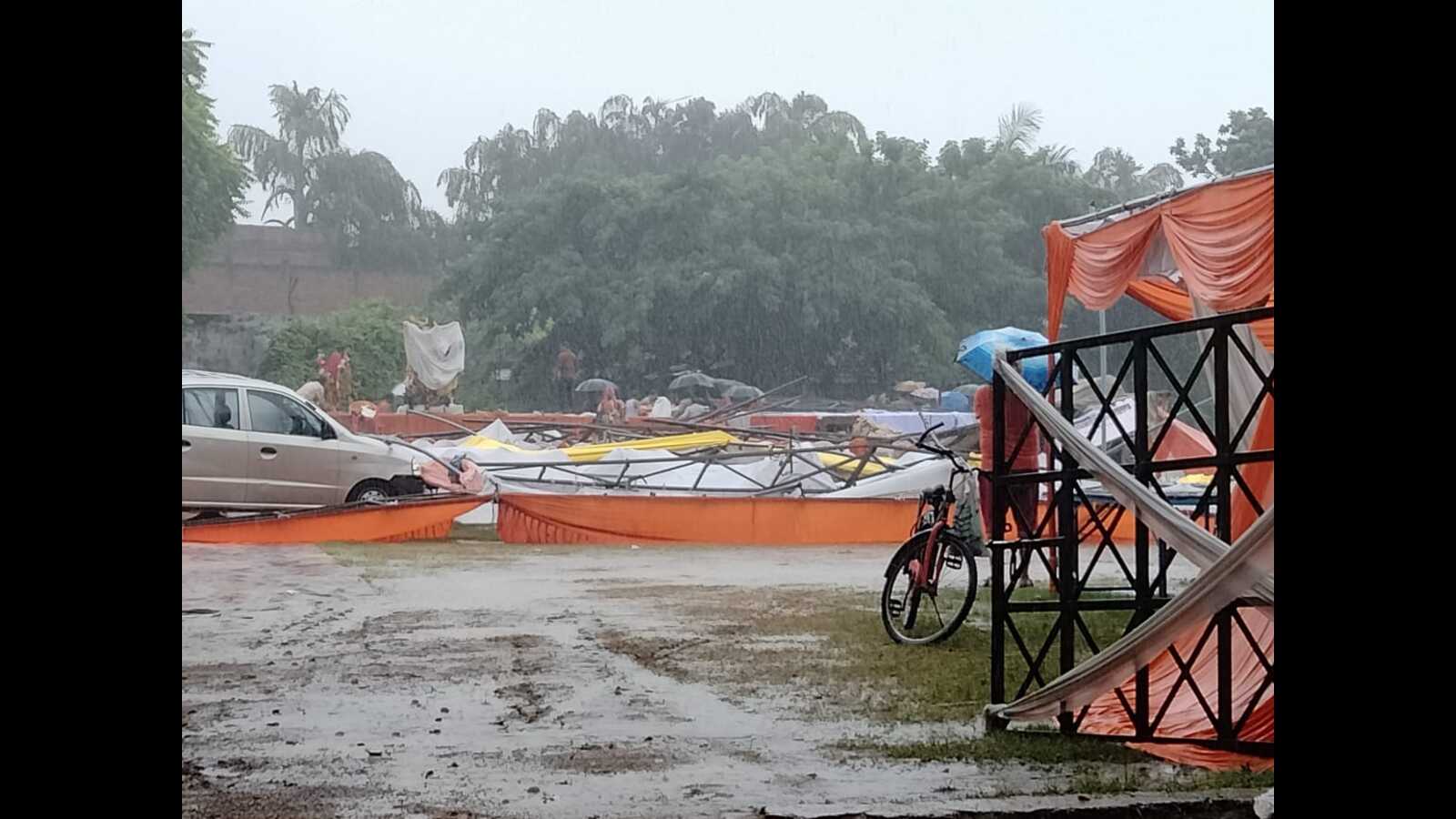 Rain-hit Puja Pandal collapses in Lucknow, one injured | Hindustan Times