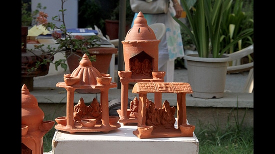 Terracotta tales travel to Delhi: Art acquires beautiful forms ...