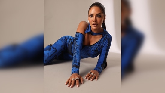 Esha Gupta channels her inner catwoman in blue printed bodysuit ...