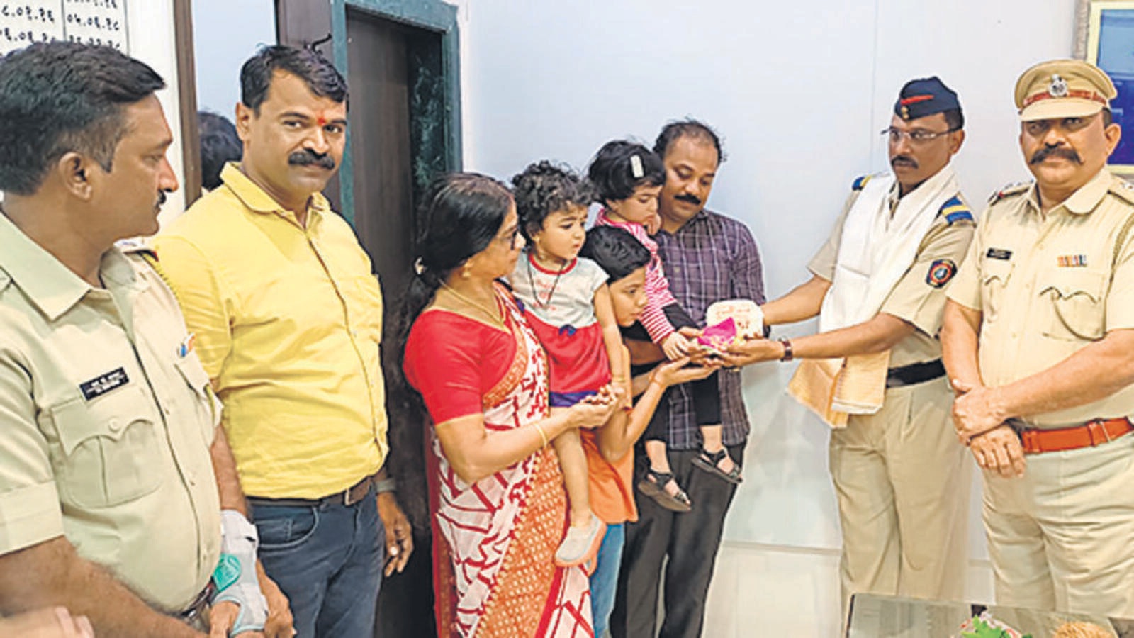 Constable Patil traces family to return two gold chains | Hindustan Times