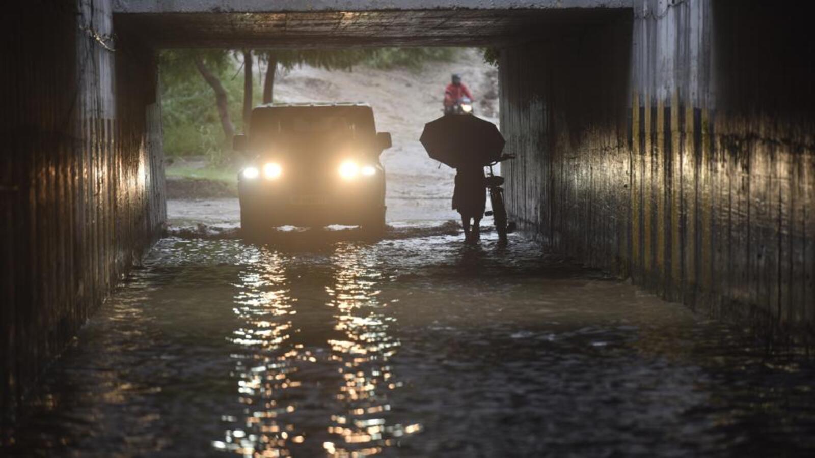 Incessant rain brings down temperature by 10 degrees in Noida ...