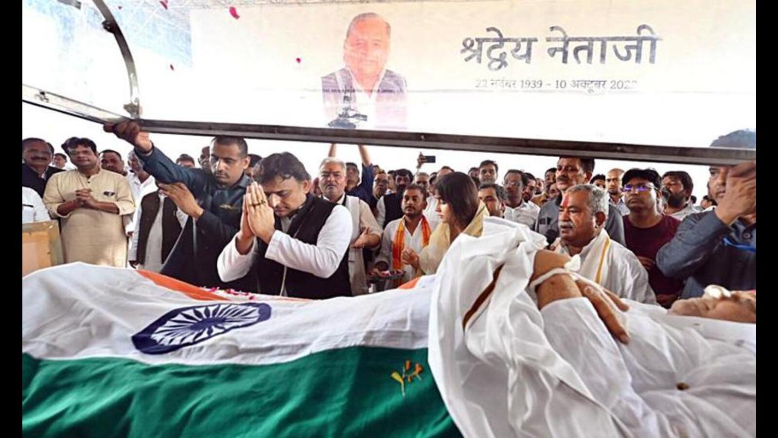 Sea of humanity in Saifai as drizzle adds to sombreness | Hindustan Times