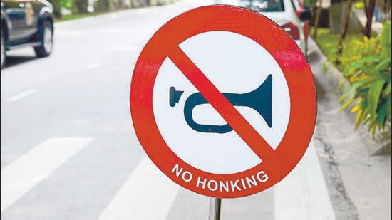 Honking leads to violence, one admitted to hospital in Pune | Hindustan ...