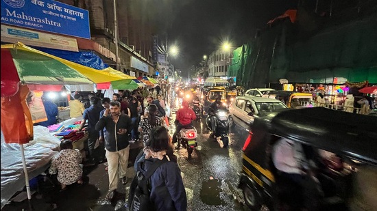 Illegal hawker encroachments in Pune leave commuters in peril ...