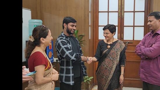 22-year-old leaves Mumbai with a new hand | Mumbai news - Hindustan Times