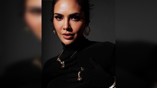 Esha Gupta channels her inner Bond girl in figure-grasping backless ...