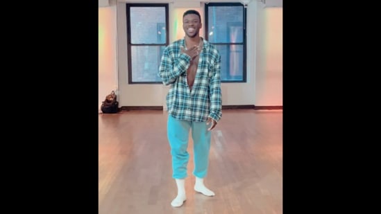 Man twirls so fast and with such grace while dancing that netizens are ...