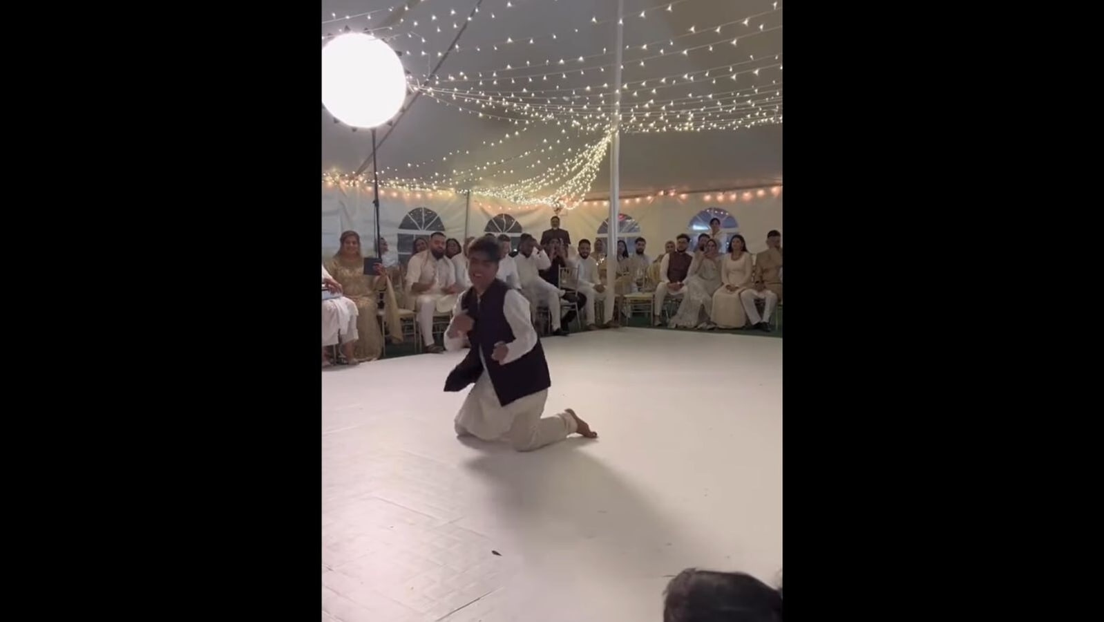 Man dances to Shah Rukh Khan's Tumse Milke Dilka at a wedding, video ...