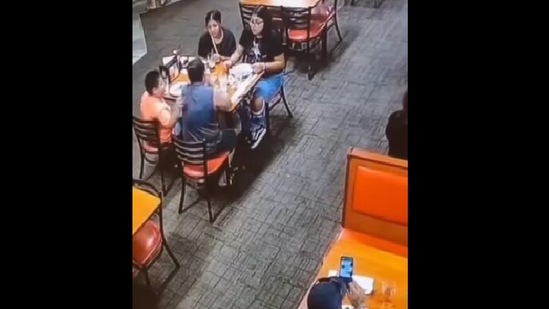 Waitress's quick thinking saves a customer from choking. Watch viral ...