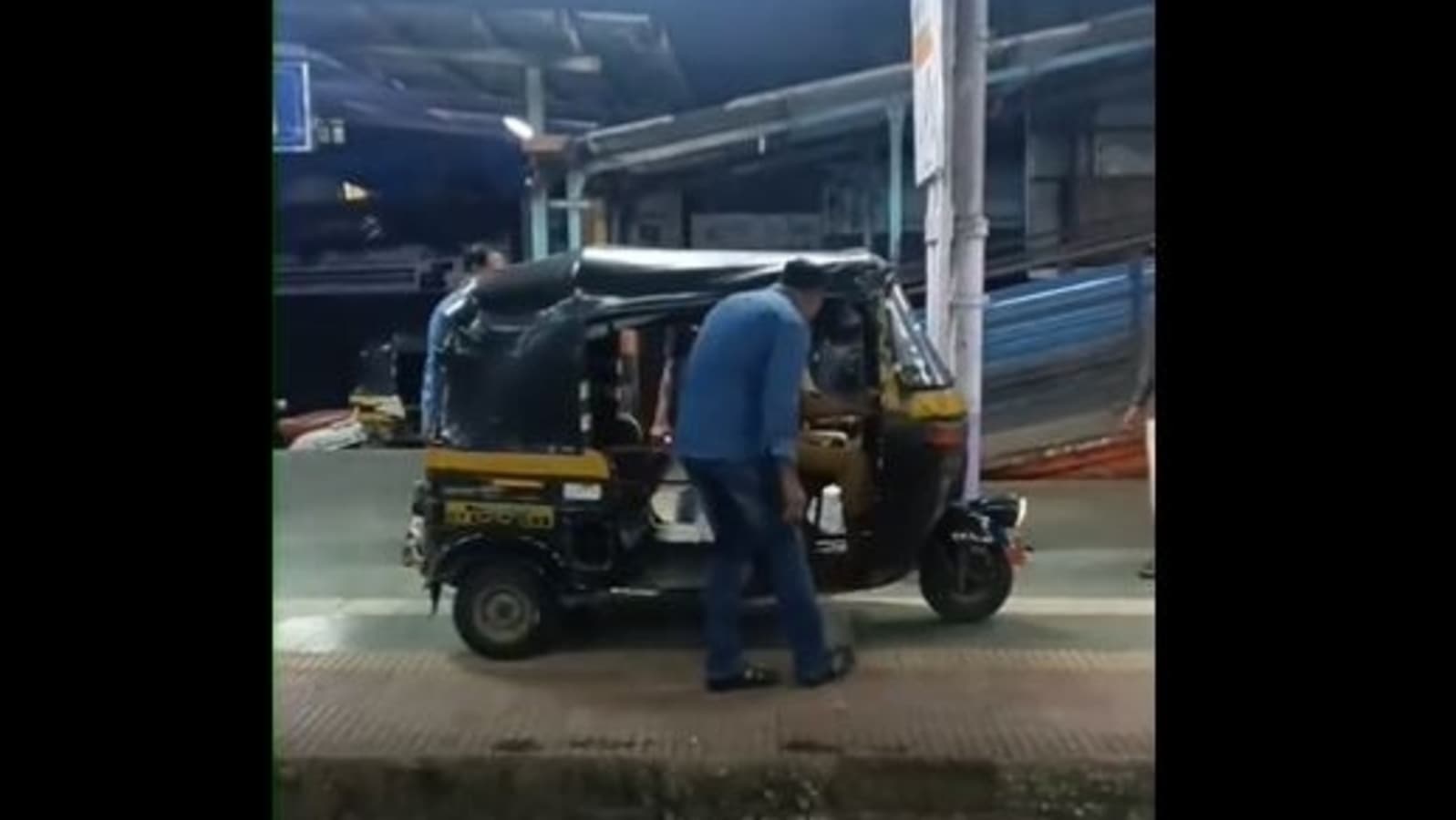 Auto driver takes his 3-wheeler right on to a Mumbai platform, held ...