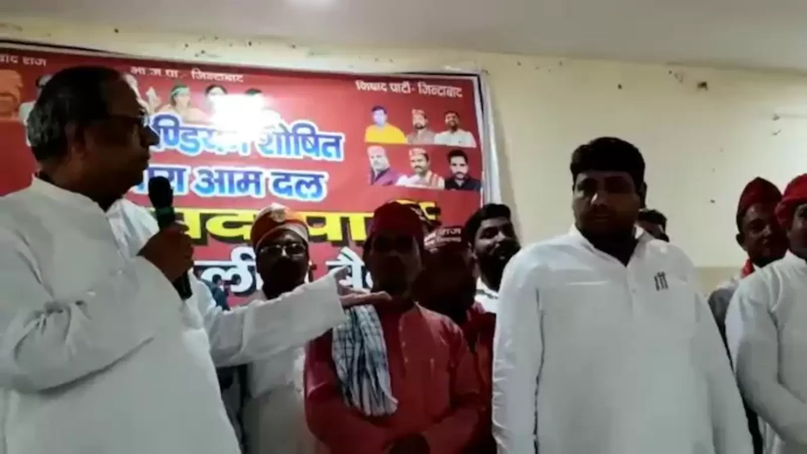 'Hamse bade neta ho to bolo’: UP minister loses cool, throws mic on ...