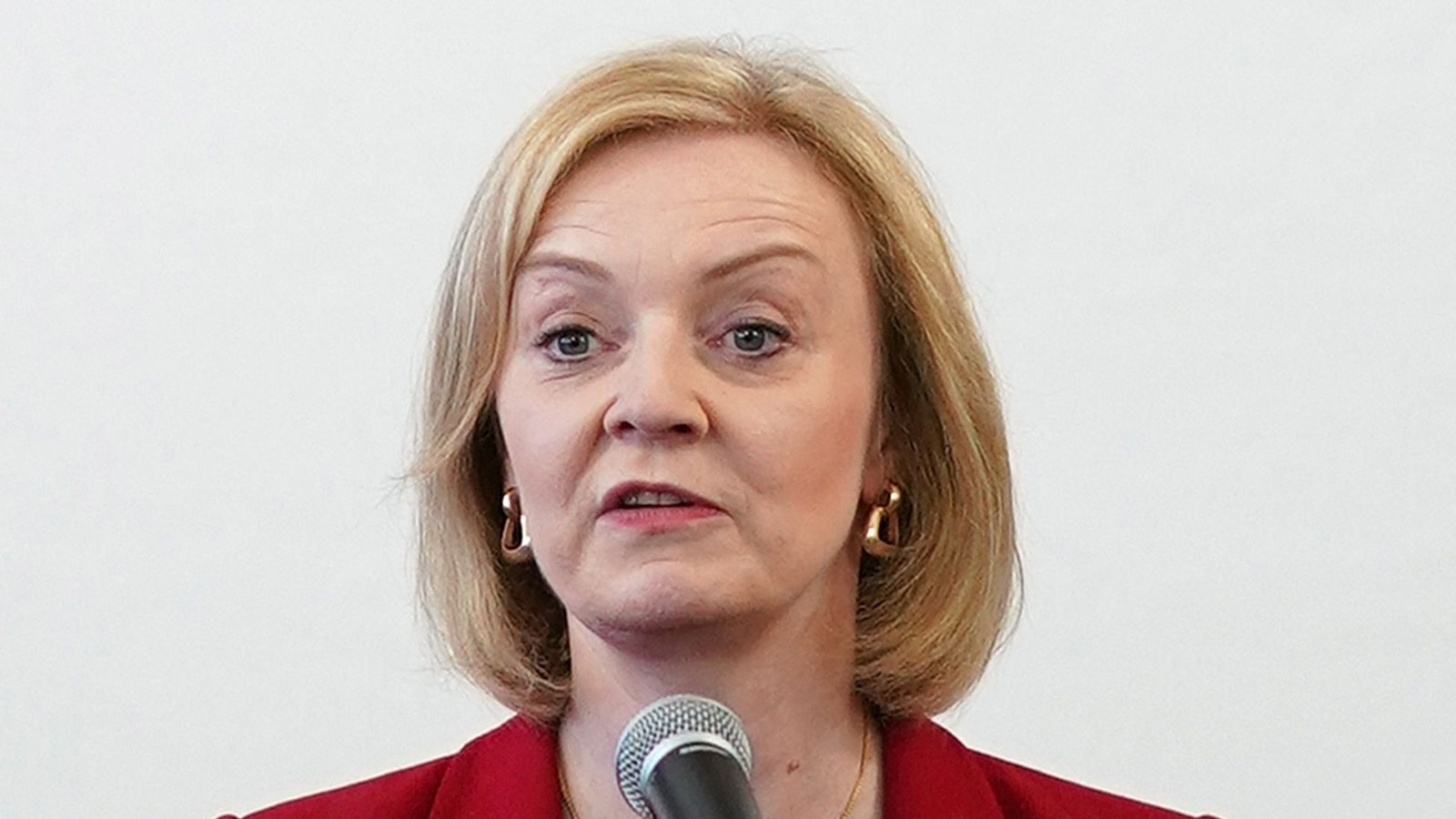 UK PM Liz Truss battles plots to replace her amid economic collapse ...