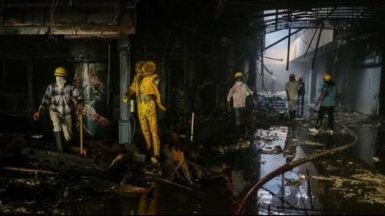 Fire in Prayagraj mall: Firemen save lives of six mall staff ...