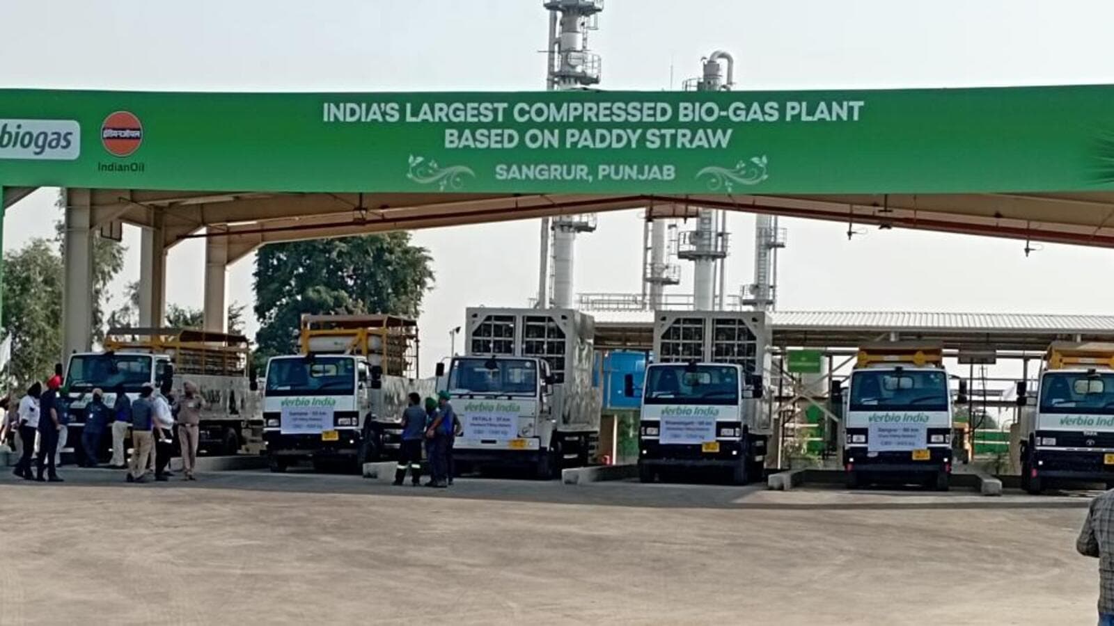 Punjab CM Bhagwant Mann, Union petroleum minister Hardeep Puri ...