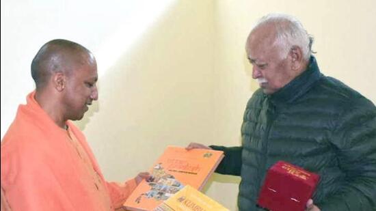 Yogi Adityanath meet RSS chief Mohan Bhagwat in Prayagraj, invites him ...