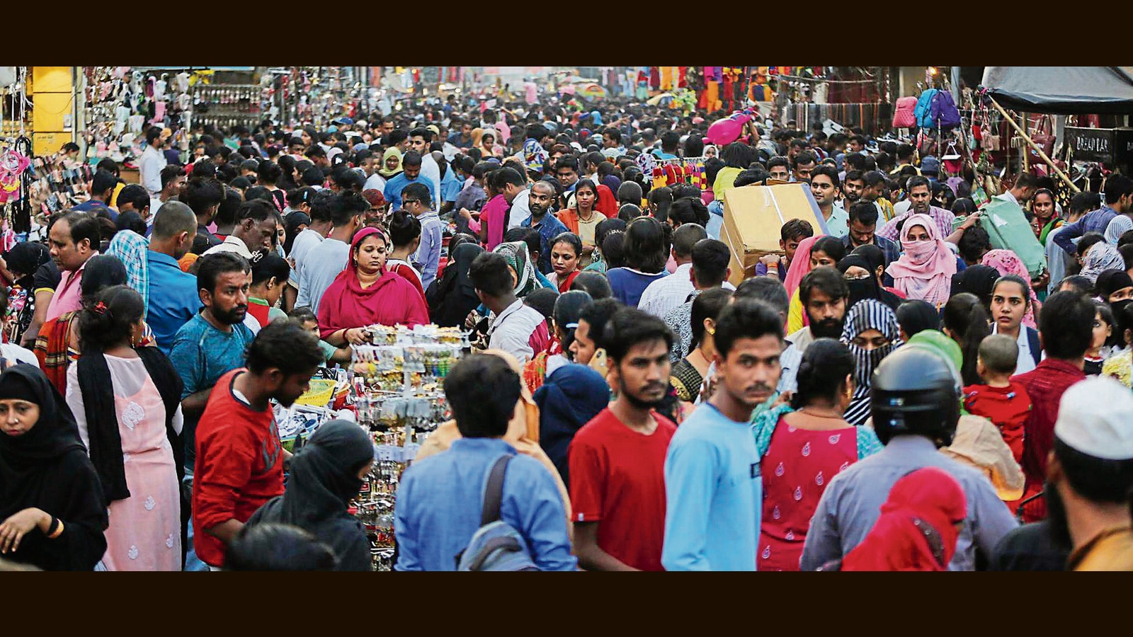 Diwali spirit light up markets in Lucknow | Hindustan Times