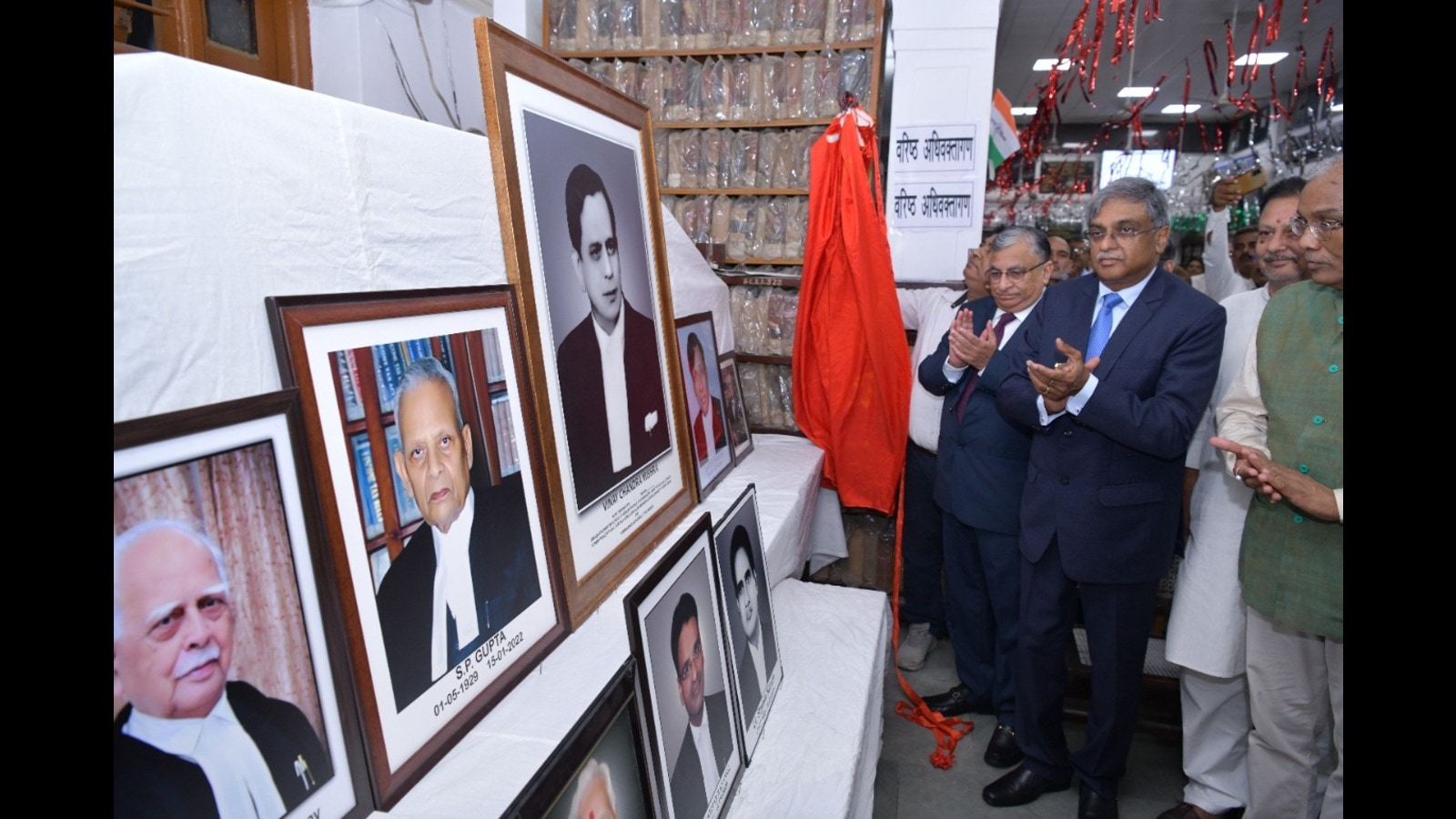 SC judges unveil portraits of ex-CJI, lawyers - Hindustan Times