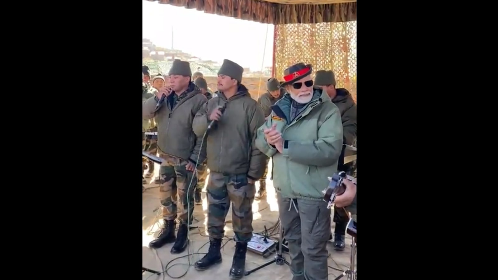 Indian soldiers singing Surangani, Maa Tujhe Salaam in Kargil enthrals ...