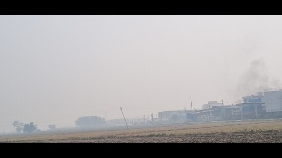 Smog cloaks Haryana cities amid raging farm fires | Hindustan Times