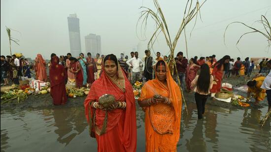 Thousands throng ghats in Noida, Ghaziabad to celebrate Chhath Puja ...