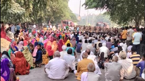 Protest continues at NTPC Dadri amid heavy police presence | Hindustan ...