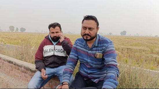 Punjab farm fires: Patwari held hostage by farmers in Faridkot ...