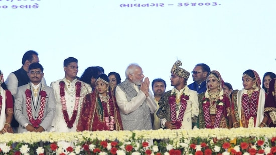 At mass wedding in Gujarat, PM Modi's appeal to newly weds | Latest ...