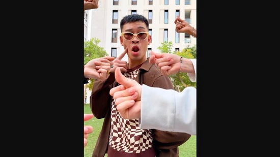 Quick Style’s amazing dance to Shah Rukh Khan and Karisma Kapoor’s Le ...