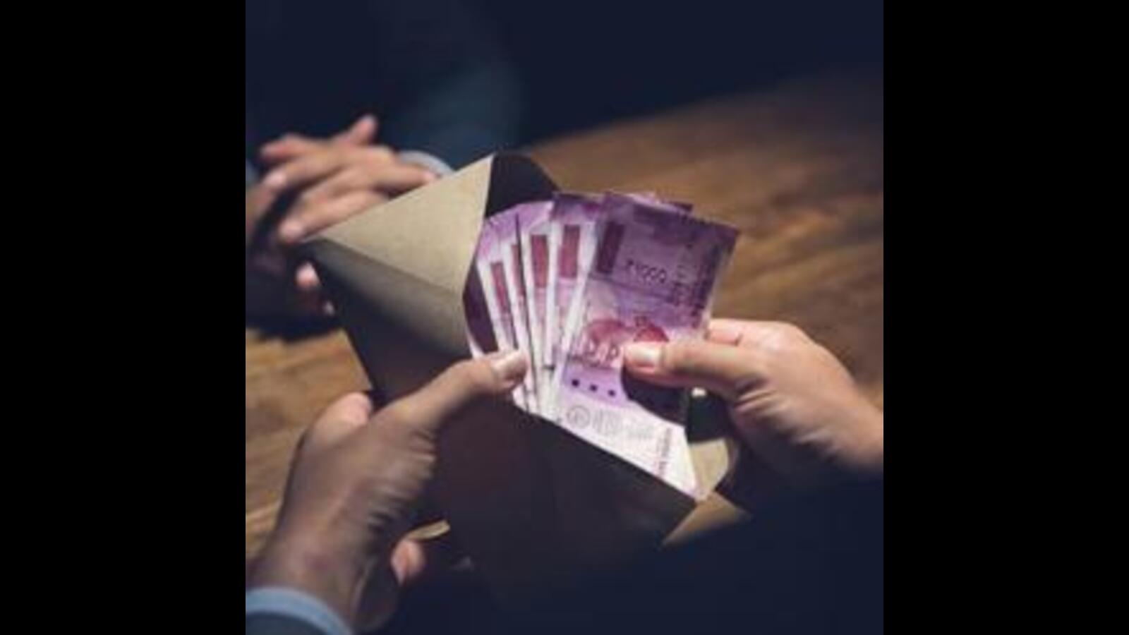 Bahu tehsildar caught red-handed accepting ₹50k bribe - Hindustan Times Bahu tehsildar caught red-handed accepting ₹50k bribe - Hindustan Times