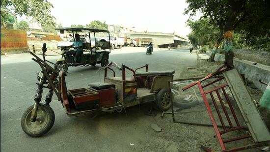 Six injured after SUV hits e-rickshaw in Noida, one held | Hindustan Times