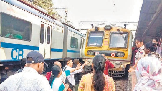 Agitated commuters stop local train at Titwala station over delay | Mumbai news