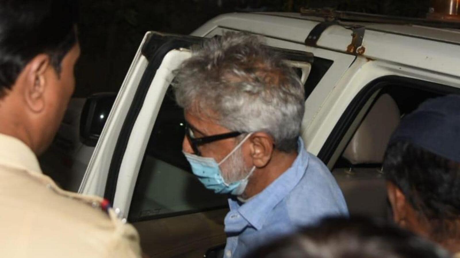 Gautam Navlakha released from prison, arrives at Belapur for his house ...