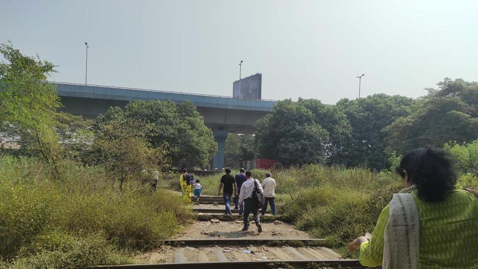 Reay Road east exit closure: Commuters forced to use unsafe ...