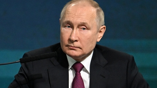 Is Vladimir Putin ‘critically ill’? Russian leader's hand turns purple ...