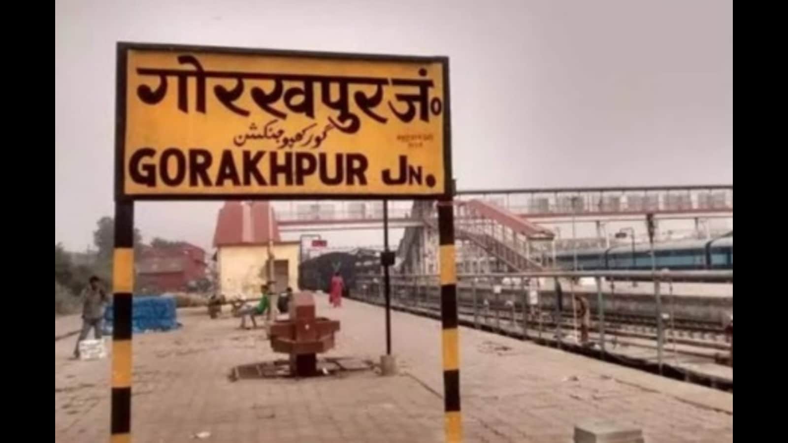 Man offers namaz at Gorakhpur rly station; RPF launches probe after video goes viral - Hindustan ...