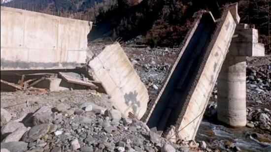 Under-construction bridge collapses in Manali, narrow escape for ...