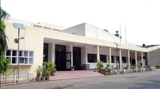 PEC: External review committee interacts with students, faculty ...