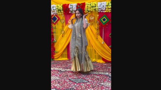 Woman’s lively performance to Kangana Ranaut’s London Thumakda wows people. Watch | Trending