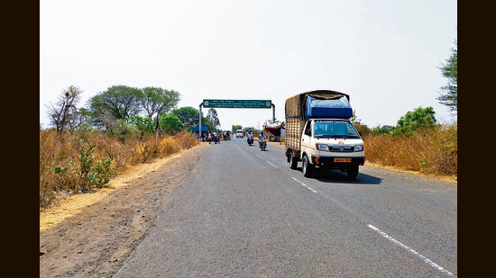 Pro-Kannada groups threaten stir if Maha ministers allowed entry for ...
