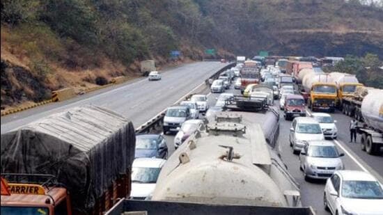 RTO and highway police begin drive on Pune Mumbai e-way | Hindustan Times