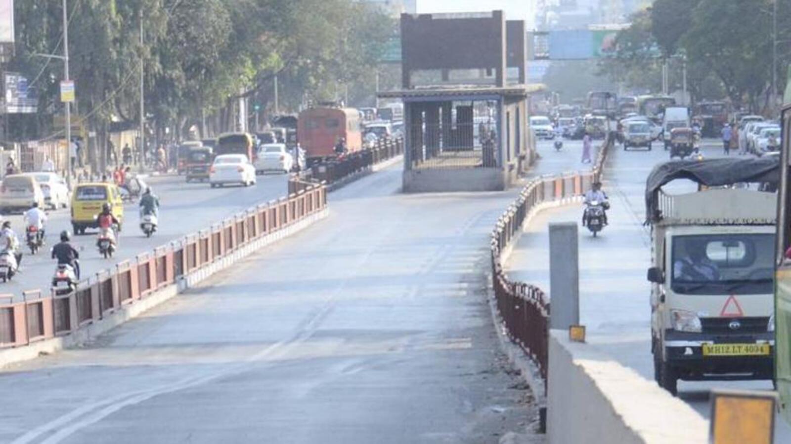 5 Injured In Head on Collision Between PMPML And Private Bus On BRTS 5 Injured In Head on Collision Between PMPML And Private Bus On BRTS