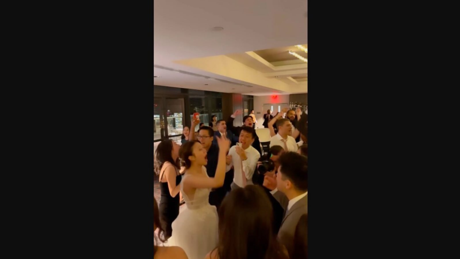 DJ surprises bride with Taylor Swift's song at her wedding party. Watch ...